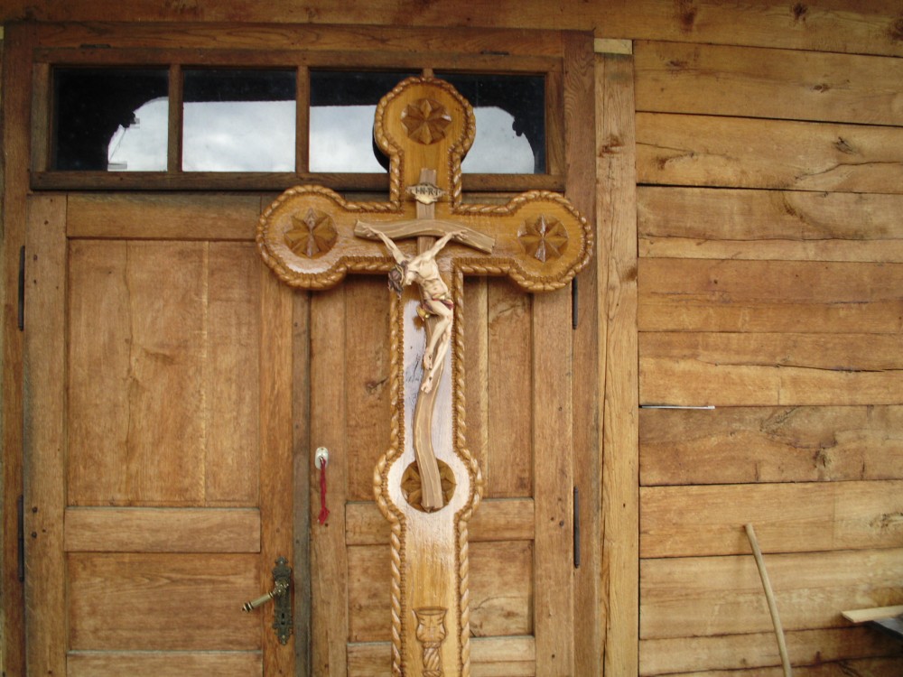 Cruci sculptate manual in lemn - TeoBarsan.ro