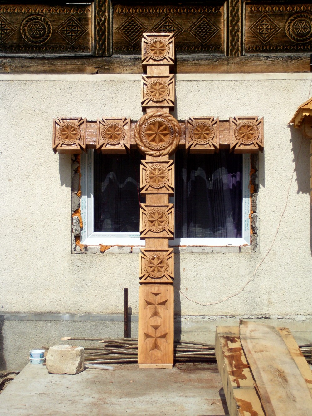 Cruci sculptate manual in lemn - TeoBarsan.ro